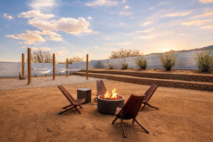Natoma House: Hammocks, Fire Pit, King Bed - Yucca Valley, CA
