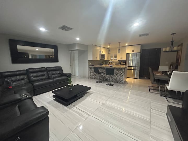 Spacious, Familiar And Central - Hialeah, FL