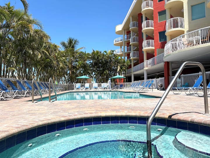 Treasure Island Condo - Beaches And Pickleball - Treasure Island, FL