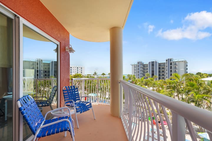 Steps To Beach Pool & Hot Tub Beach Gear - Treasure Island, FL