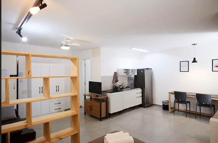 03 Estúdio| Savassi| Varanda |Cozinha |Wi-fi| Vaga - Belo Horizonte