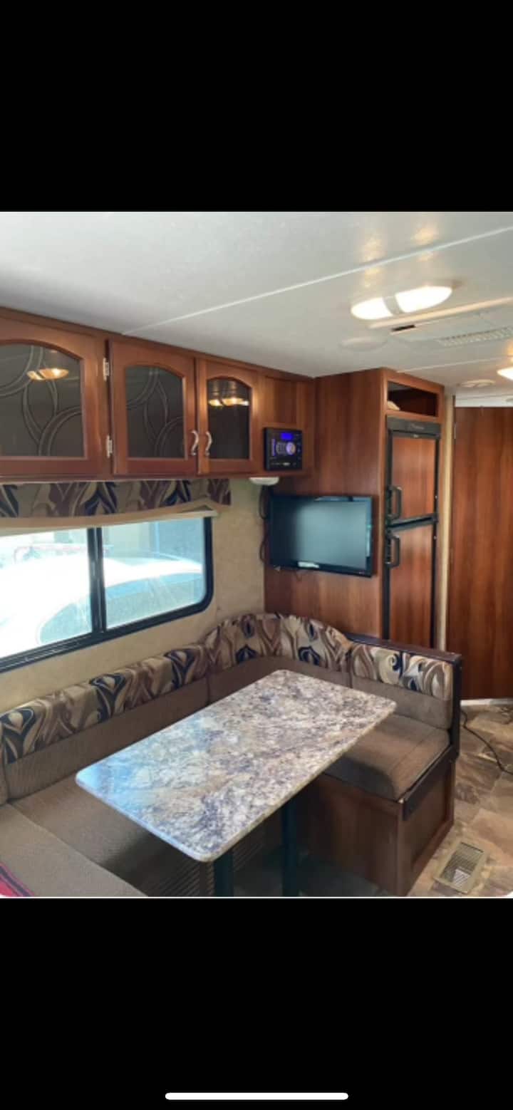 Pet Friendly Travel Trailer - 梅里特