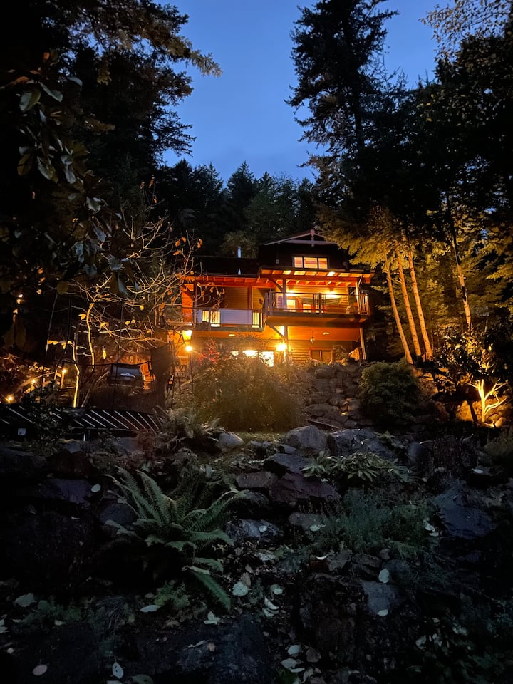 Hilltop Hideaway - Bowen Island