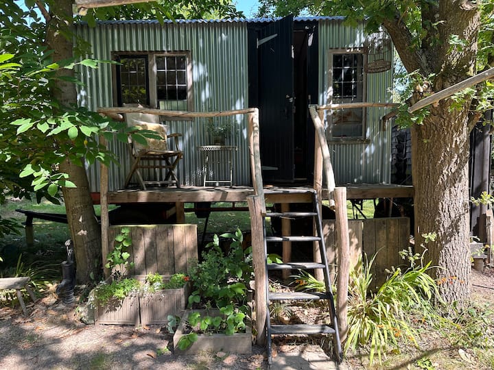 Cosy Shepherd’s Hut Tucked Away In A Apple Orchard - Sevenoaks