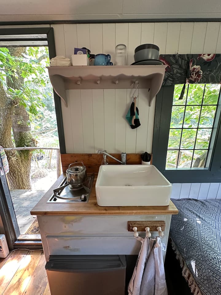 Cosy Shepherd’s Hut Tucked Away In A Apple Orchard - Kent