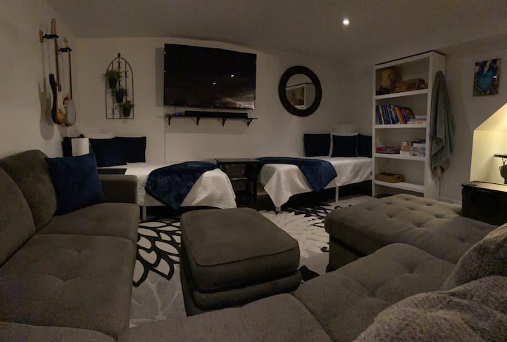 Annie’s Place 
Noon-check-in & Out!
6 Guest Suite - Fergus