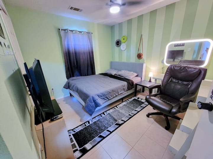 Queen Memory Foam/32" Apple Tv/200mbps/vanity Desk - Houston, TX