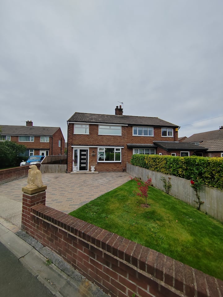 Cozy, Modern Family Home - Blackpool