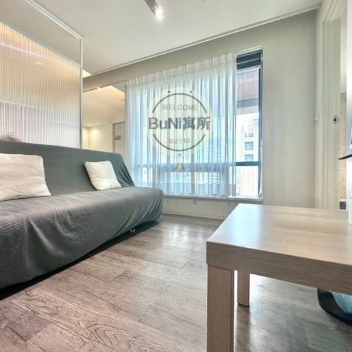 高樓層超大落地窗，早上看日出，晚上看夜景，下樓就有超商跟百貨商場！ - Taichung City