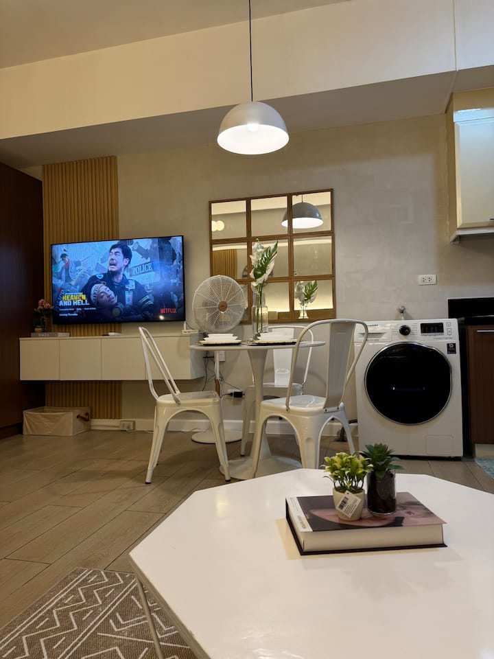 Venice Condo | Netflix + 55" Tv + Balcony - Taguig