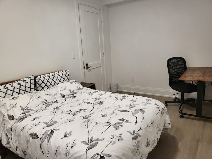 A Private Room On 2nd Floor With Ensuite Bathroom - Toronto