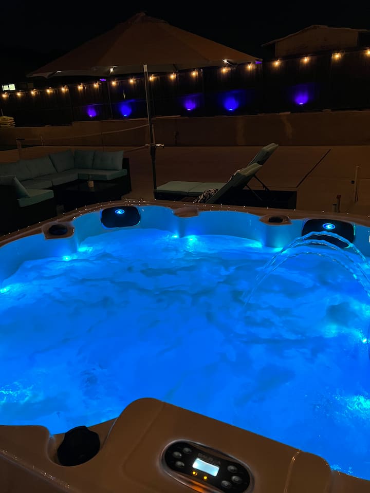 Hot Tub, Fire Pit, Massage Chair, Backyard Games - 비스타