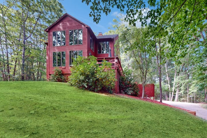 2-br Charming Hillside Retreat With Hot Tub - Ogunquit, ME