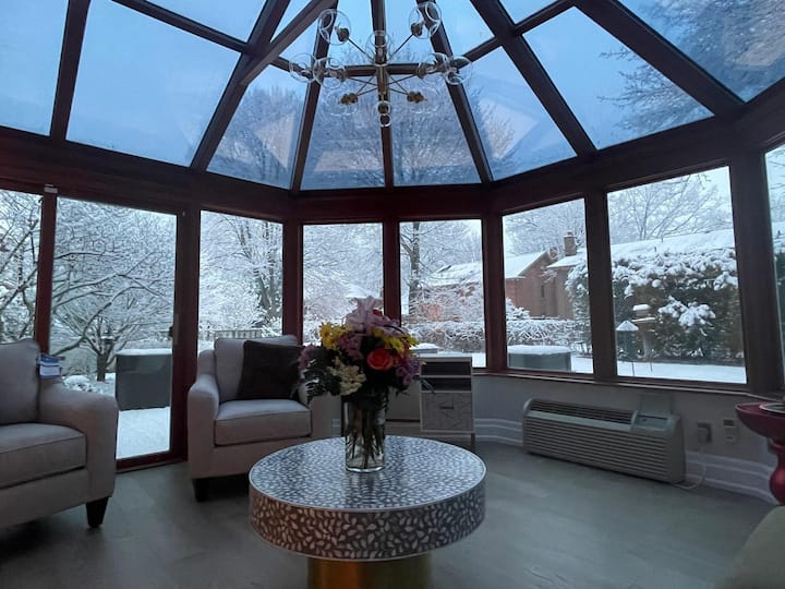 6 Bedroom Luxury House With A Bright Sunroom - Mississauga
