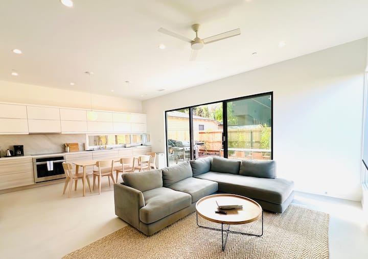 Silverfin Surf House ~ 1 Block From The Beach - Encinitas, CA