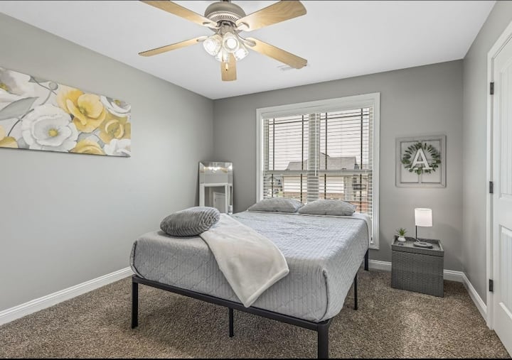 Rm 3 Queen Size Very Comfortable - Clarksville