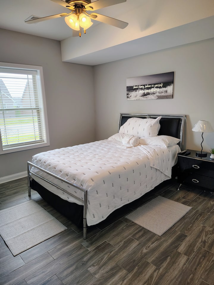 Family Suite & Theater Room Private Entrance - Clarksville