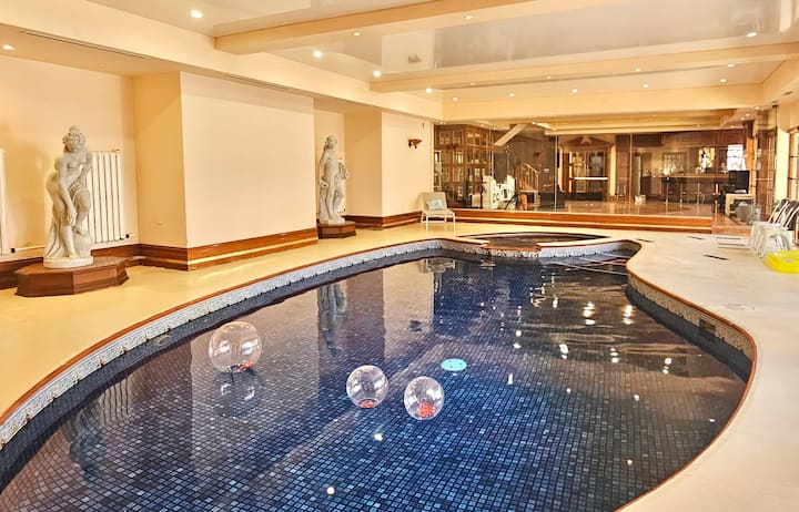 Cinema, Pool, Karaoke & More | Maggie’s Guesthouse - Melbourne