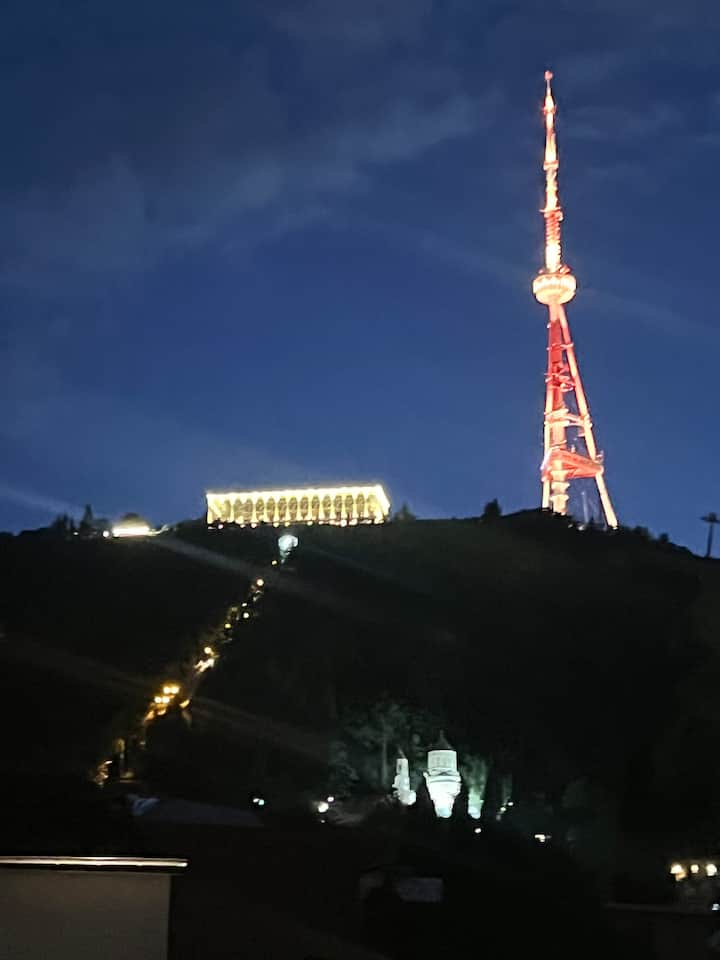 Nearby Rustaveli Ave. 3 Bedrooms. Beautiful View. - Tbilisi