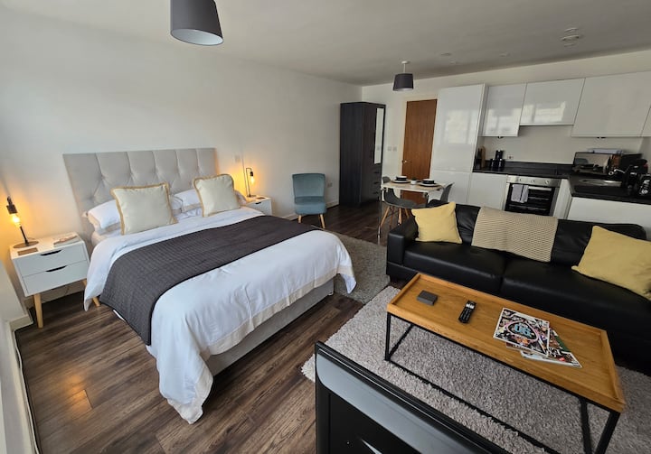 Neat And Stylish Studio On The Mersey - Liverpool