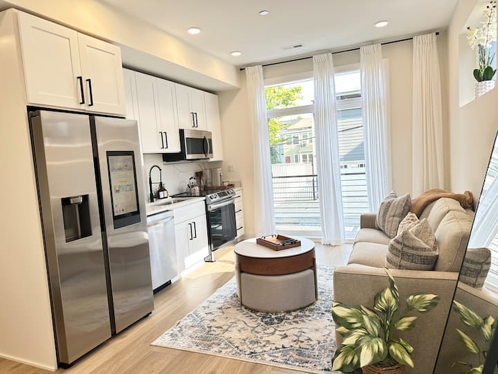 Modern 3br W/ Balcony+parking, Near Downtown Dc - Washington