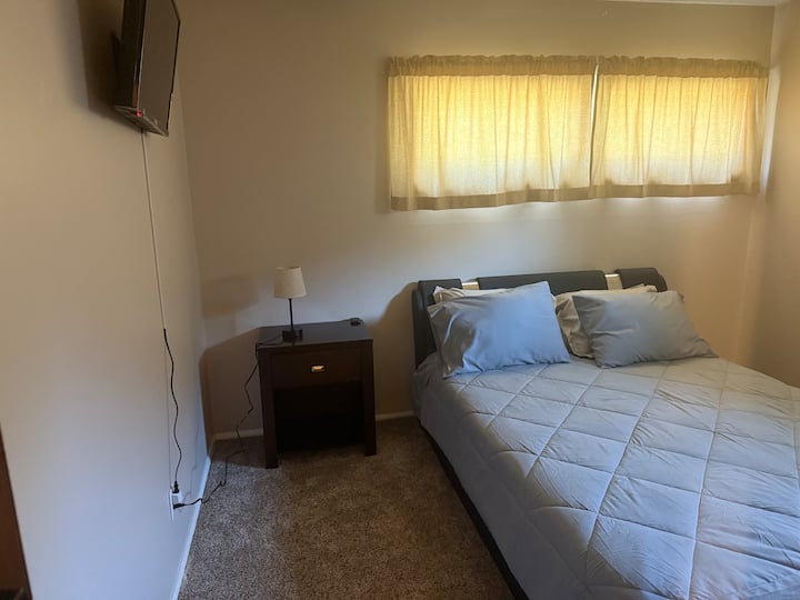 Quiet Cozy Stay: Relax & Work - Free Wifi - Topeka, KS