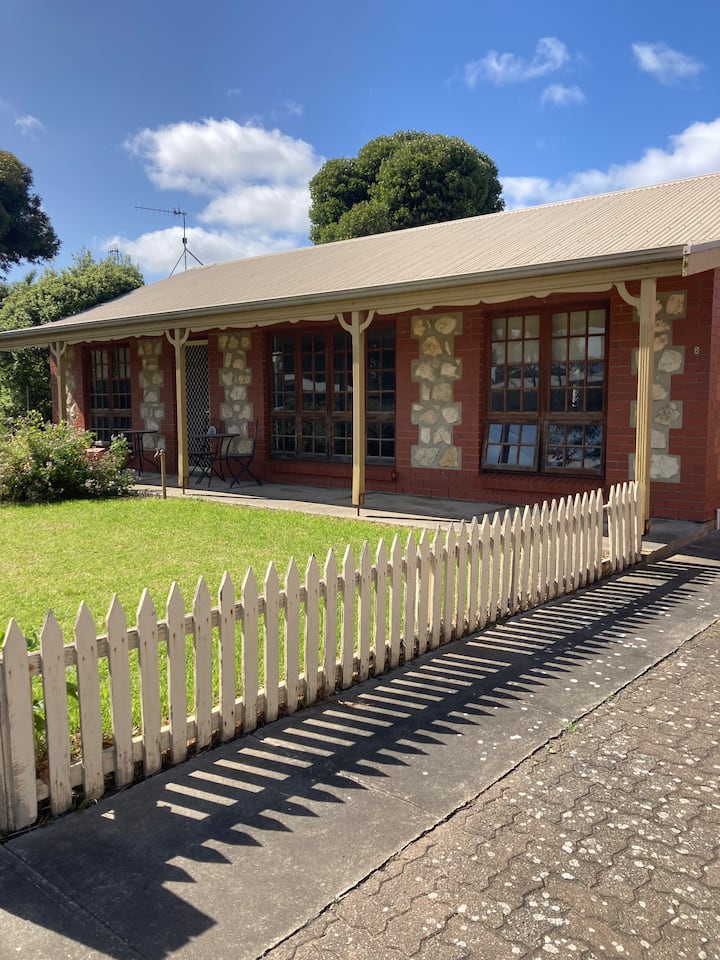 Captains Cottage 
Pet Friendly. Breakfast Provided - Goolwa