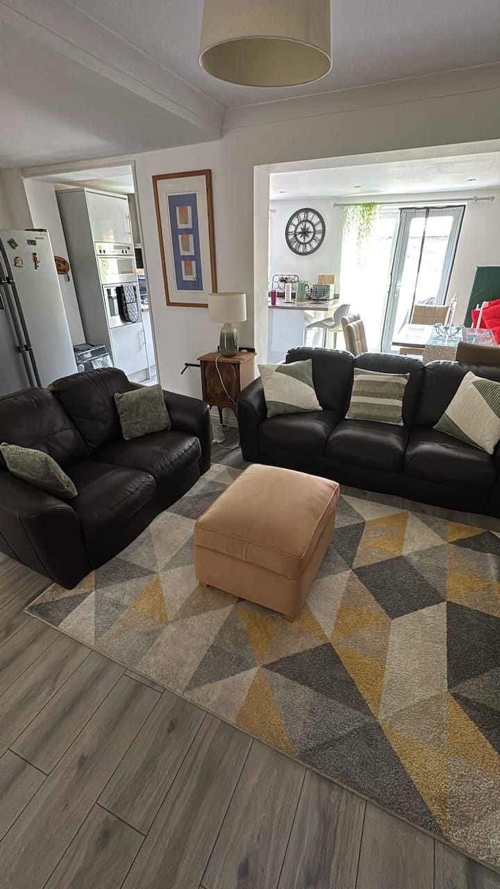 Cosy Family Home In Doncaster - ドンカスター