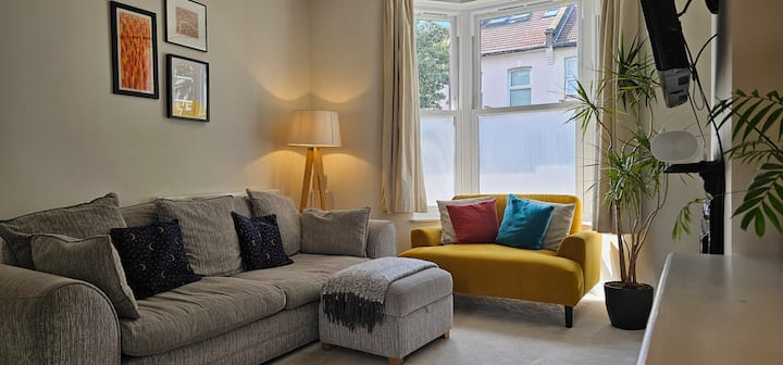 Cosy Family Home With Garden - Chingford