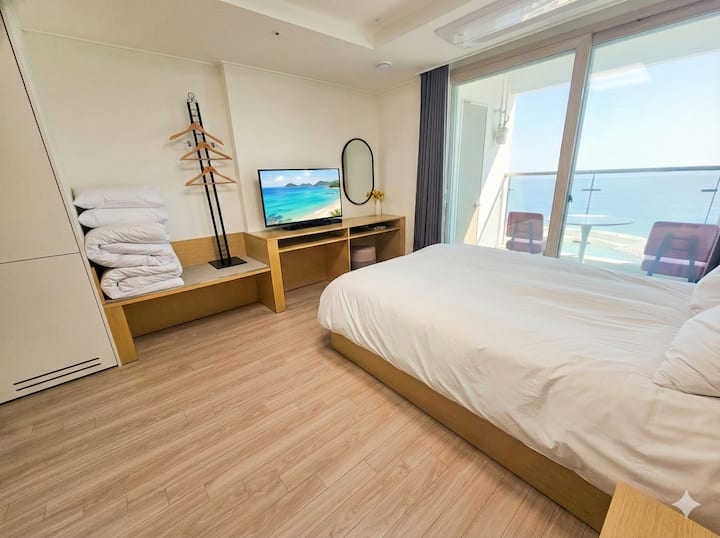 20.[호텔+펜션] [연박할인] 전면바다 파노라마 오션뷰 등대해변 써밋베이 - Sokcho