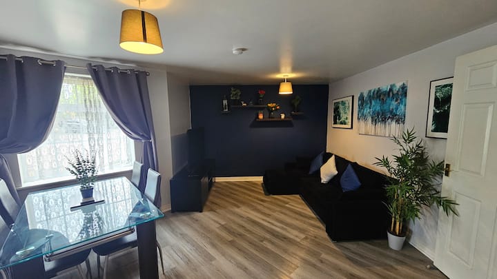2 Bedroom Spacious Flat,  Private Parking Space. - Gloucester, UK