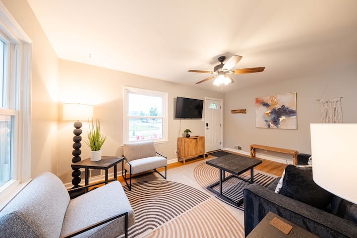 Contemporary Bungalow In Champaign Near Bakery - Champaign, IL