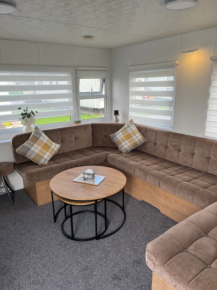 Sharon’s Lyons Lido Caravan, 3 Beds, By The Beach. - Prestatyn