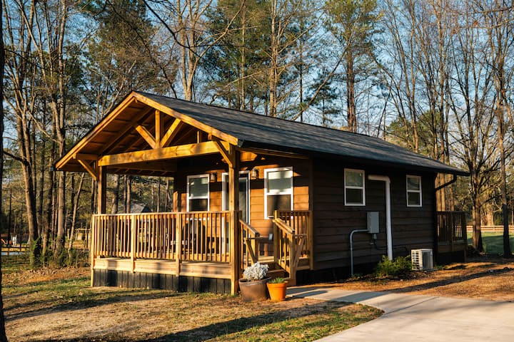 Cozy Farm Glamping Cabin - Monroe, NC