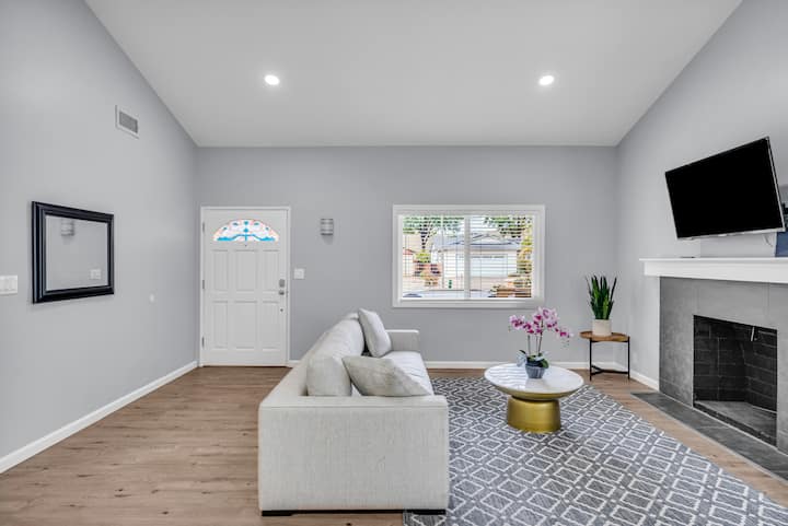 Luxury Simi Valley Stay | Designer Home + Gym - Simi Valley, CA