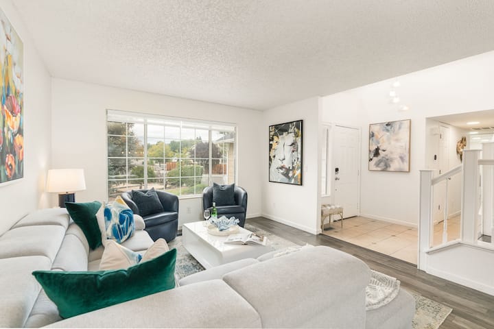 New! Chic 4br Walk To Reno-sparks Conv Ctr & Shops - Reno, NV