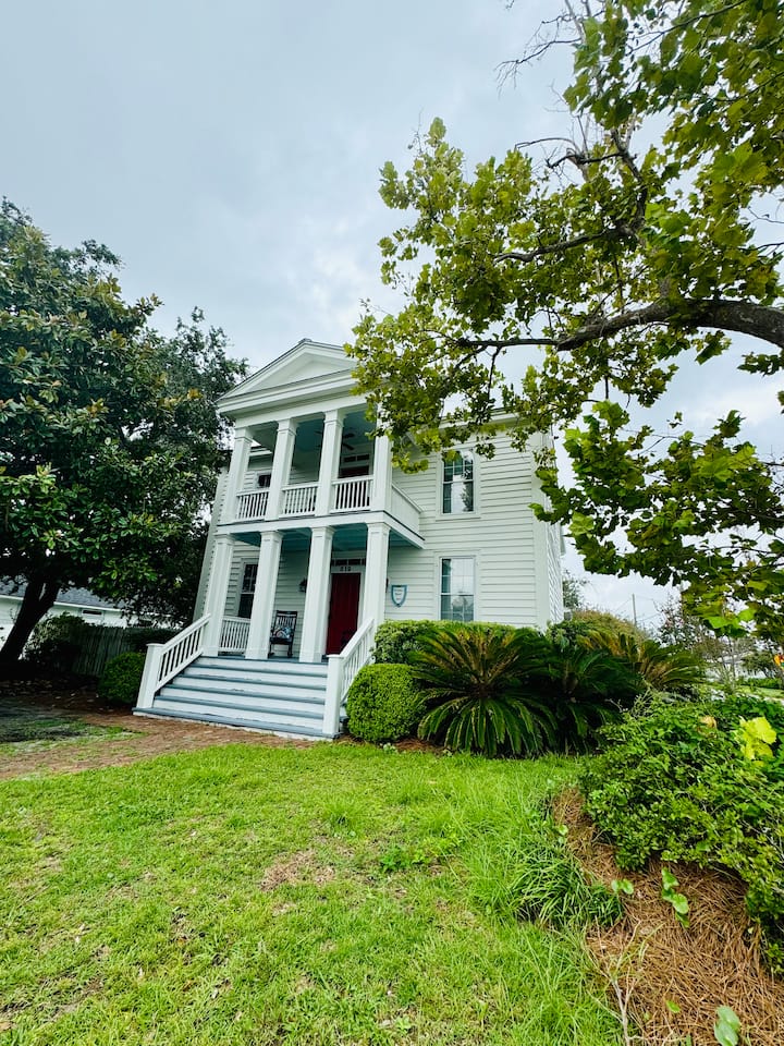 Luxury 5 Bed Historic Home, Up & Downstairs Master - Beaufort, NC