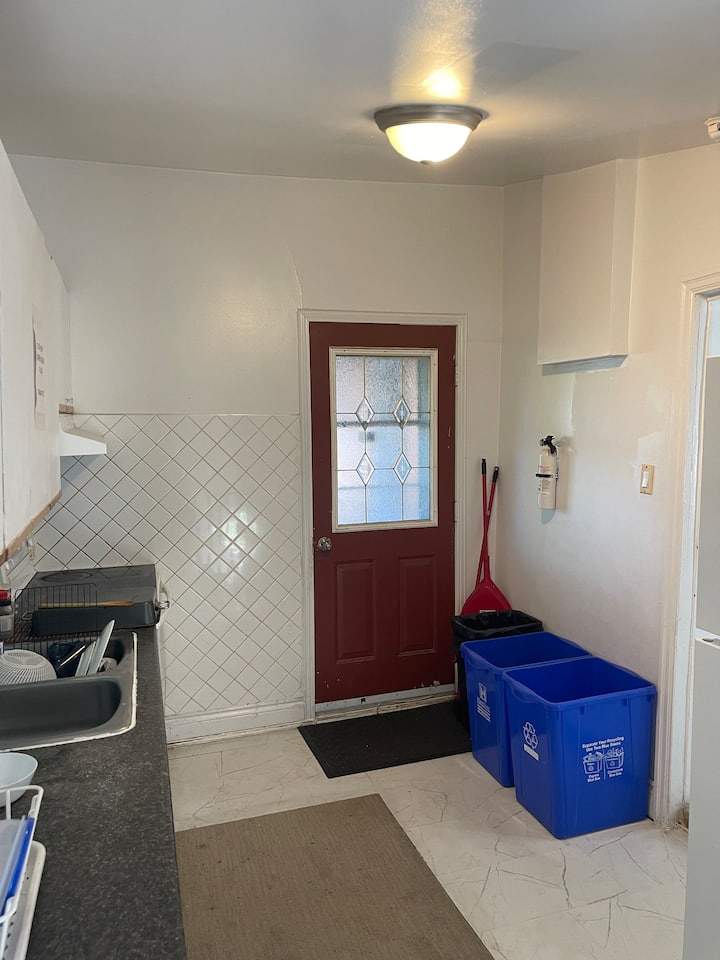 #4 Quiet & Comfortable 1-bedroom - Hamilton