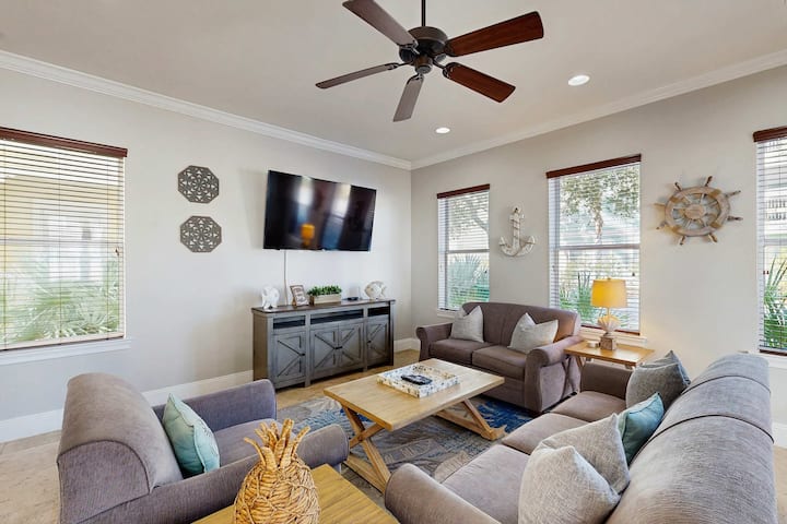 Three-story Home W/ Shared Pool, Hot Tub Access - Destin, FL