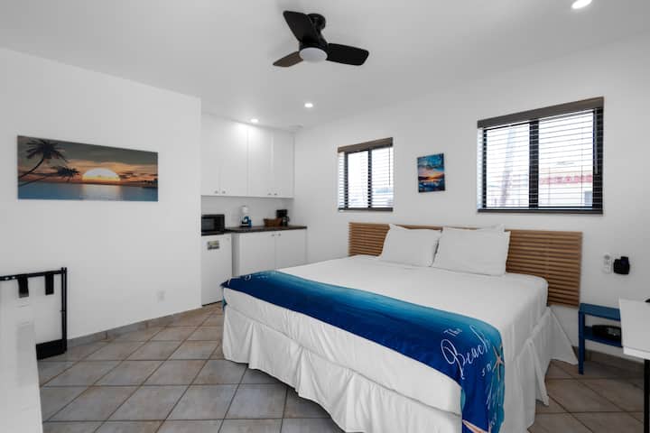 Chic Studio + Kitchenette | Smart Tv - Hollywood, FL