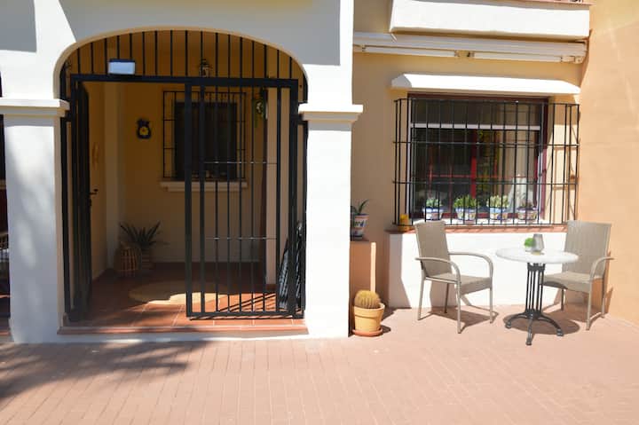 Begane Grond En Zonnig Terras, Uitzicht Op De Tuin - Torrevieja
