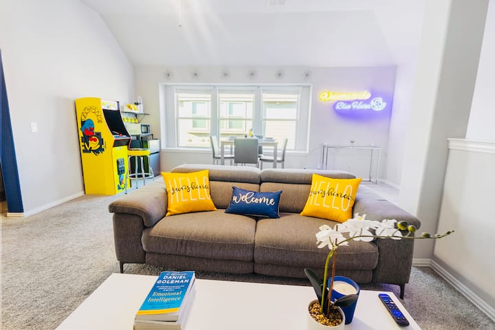 Private Upstairs Suite • Pool • Retro Arcade - DeSoto, TX