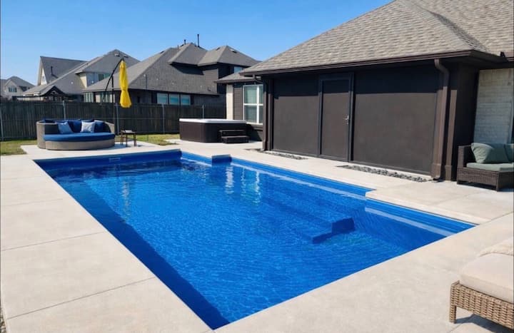 Private Upstairs Suite • Pool + Hot Tub - DeSoto, TX