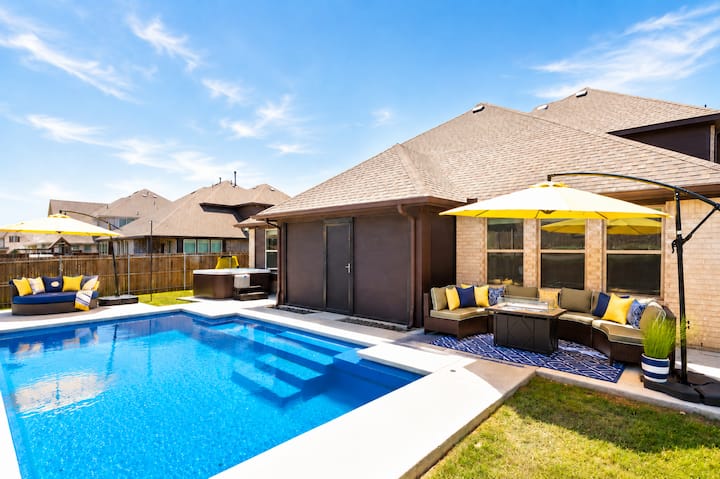 Poolside Suite • Hot Tub + Arcade - DeSoto, TX