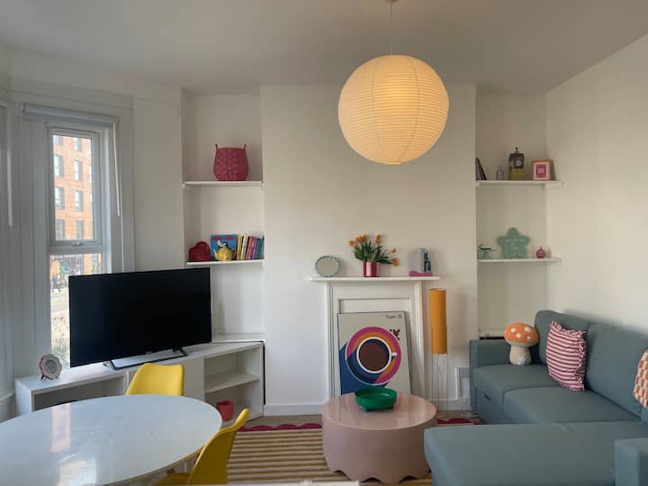 8min From Station & Ally Pally | Bright 2-bed Flat - London
