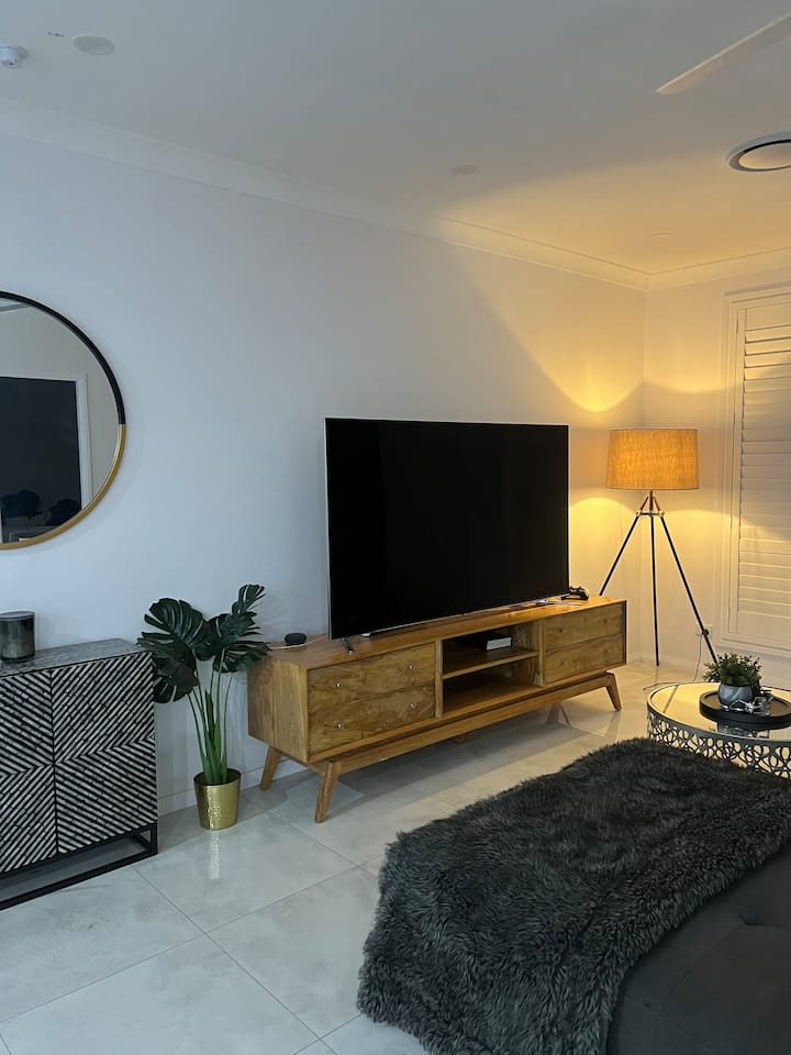Spacious Family Home - Campbelltown