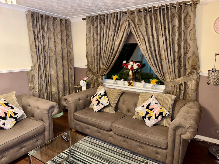 Likewise Modern Two Bedrooms Home In Glasgow Area - Long Loch