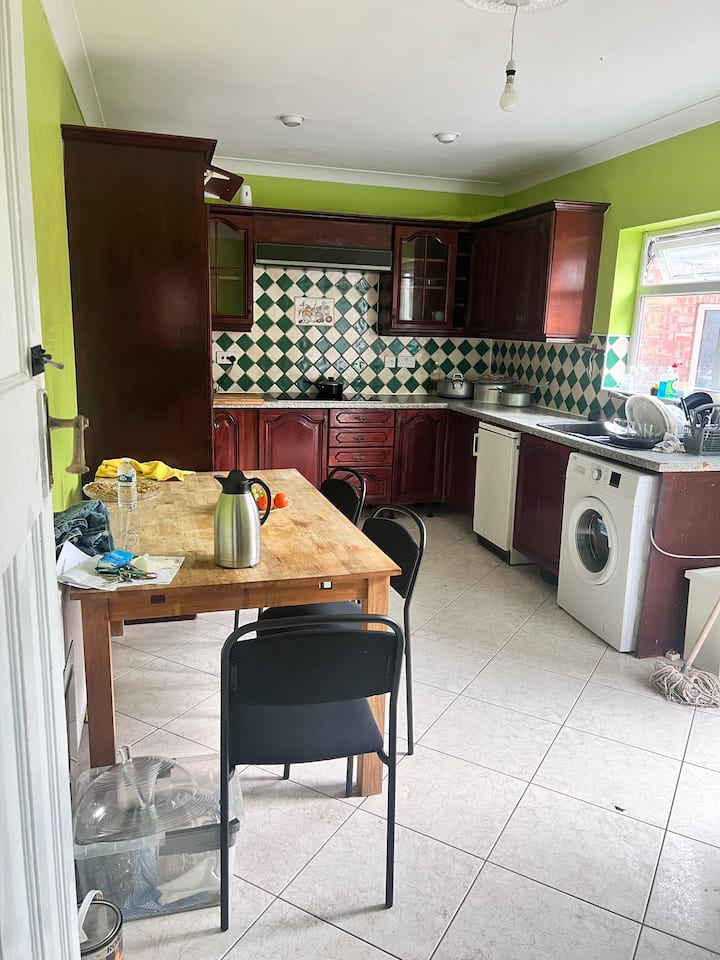 Large Double Bedroom For 2 - Bedford