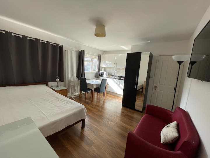With Own Kitchenette & Bathroom - Like Studio - London