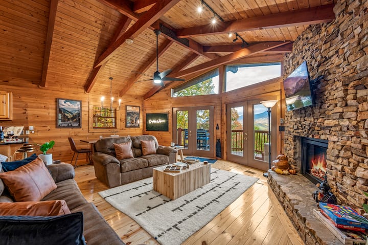 Mtn. Views- Hot Tub, Sauna, Ev Charger, Arcade! - Gatlinburg, TN